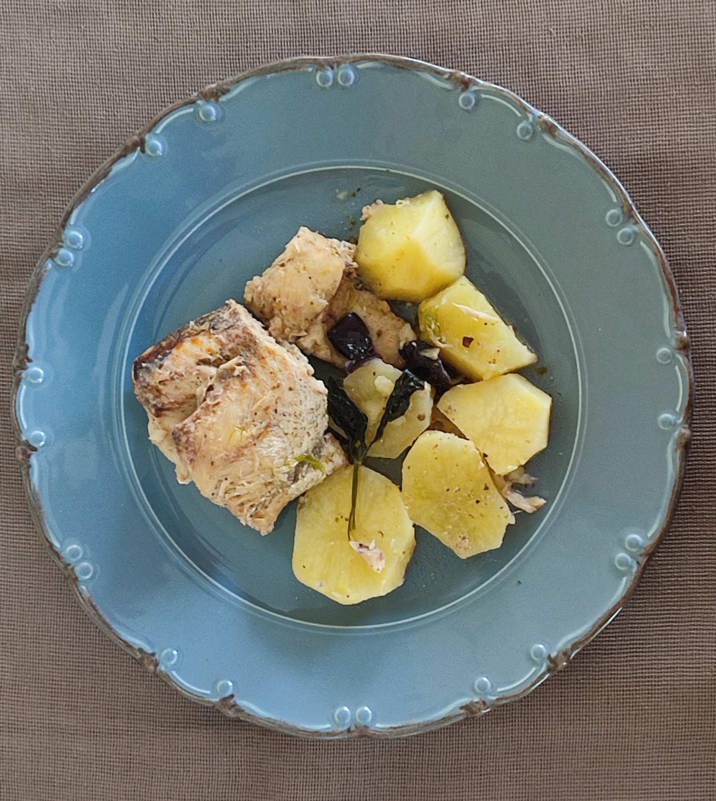 ΜΠΑΚΑΛΙΑΡΟΣ ΜΕ ΠΑΤΑΤΕΣ ΣΤΗΝ ΚΑΤΣΑΡΟΛΑ – COOK ⩥TUBE